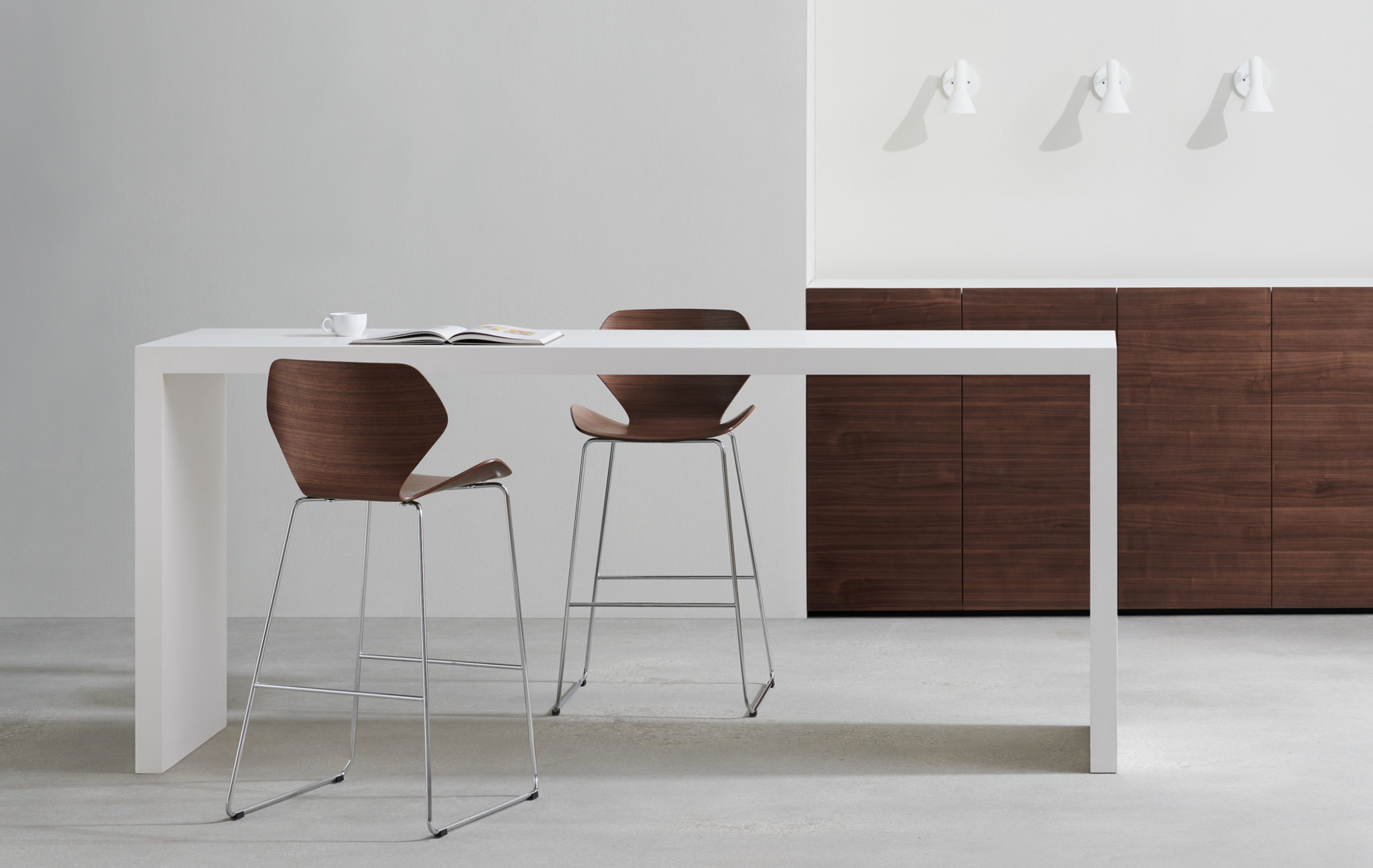 Ultimate White Standing Table - Ambience Doré