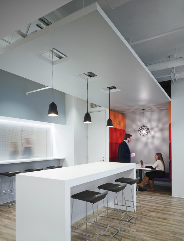 Ultimate White Standing Table - Ambience Doré