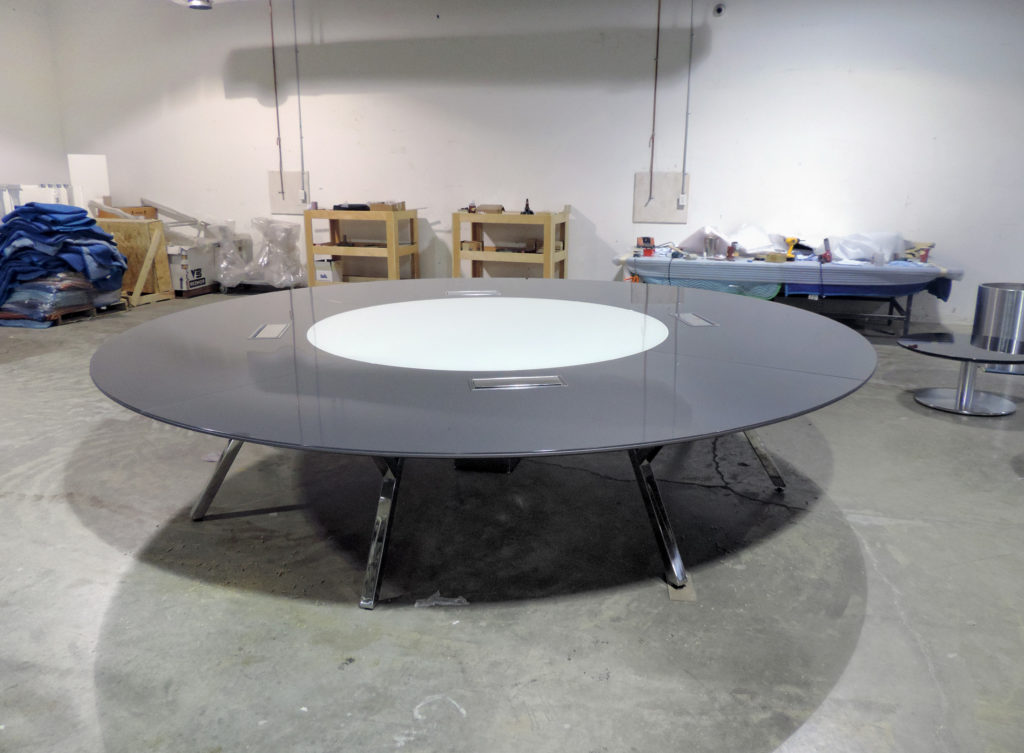 Custom Large Round Glass Table - Ambience Doré