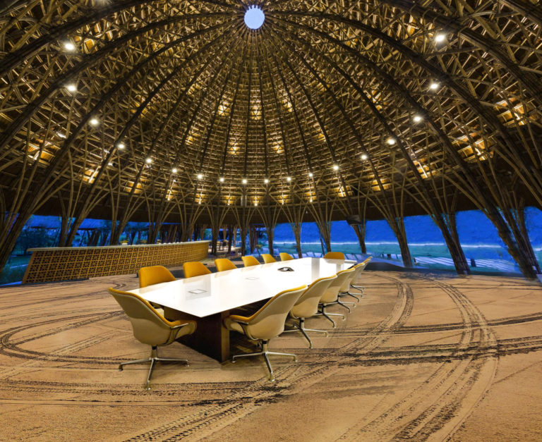 White Glass Boardroom Table Ambience Doré